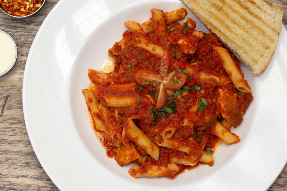 Penne All' Arrabbiata con Pollo | Café de La Flor